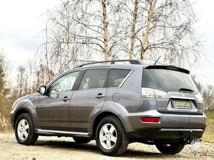 Grey Mitsubishi Outlander 2011 in Siauliai, with an engine capacity of 2.27 L and mileage of 201 thousand km for 7450 €, photo 3 on AUTOMOTO.COM.LV