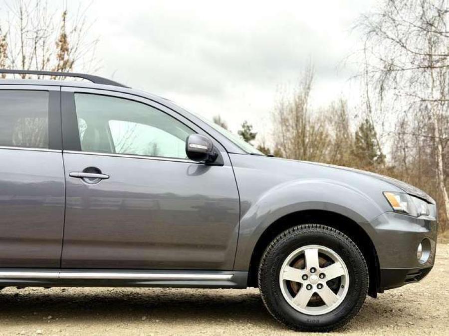 Grey Mitsubishi Outlander 2011 in Siauliai, with an engine capacity of 2.27 L and mileage of 201 thousand km for 7450 €, photo 10 on AUTOMOTO.COM.LV