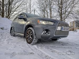 Pelēks Mitsubishi Outlander 2011 Tallina, ar dzinēja tilpumu 2.40 L un nobraukumu 225 tūkst. km par 3999 €, foto  vietnē AUTOMOTO.COM.LV