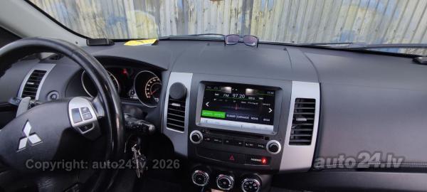 Pelēks Mitsubishi Outlander 2011 Tallina, ar dzinēja tilpumu 2.20 L un nobraukumu 298 tūkst. km par 5000 €, foto 2 vietnē AUTOMOTO.COM.LV