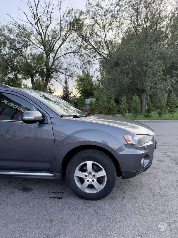 Grey Mitsubishi Outlander 2011 in Kaunas, with an engine capacity of 2.18 L and mileage of 276 thousand km for 4500 €, photo 5 on AUTOMOTO.COM.LV