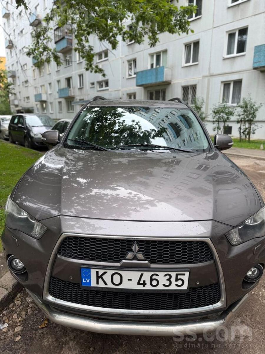 Grey Mitsubishi Outlander 2011 in Riga, with an engine capacity of 2.40 L and mileage of 206 thousand km for 5200 €, photo 3 on AUTOMOTO.COM.LV