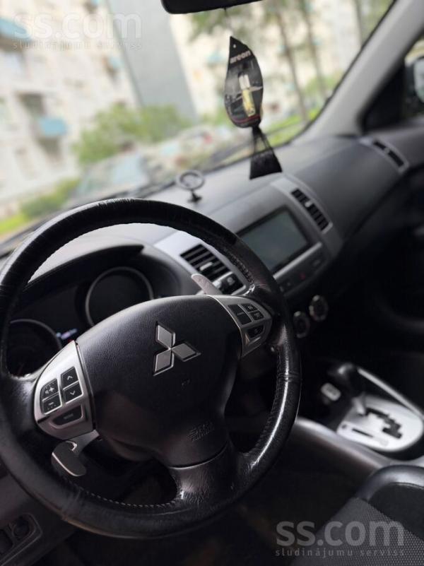Pelēks Mitsubishi Outlander 2011 Rīga, ar dzinēja tilpumu 2.40 L un nobraukumu 206 tūkst. km par 5200 €, foto 5 vietnē AUTOMOTO.COM.LV