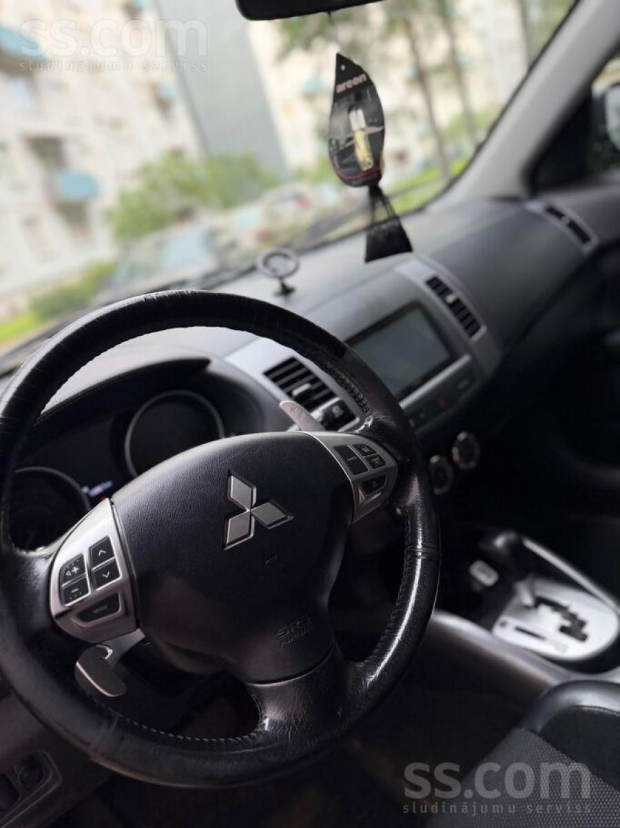 Grey Mitsubishi Outlander 2011 in Riga, with an engine capacity of 2.40 L and mileage of 206 thousand km for 5200 €, photo 6 on AUTOMOTO.COM.LV