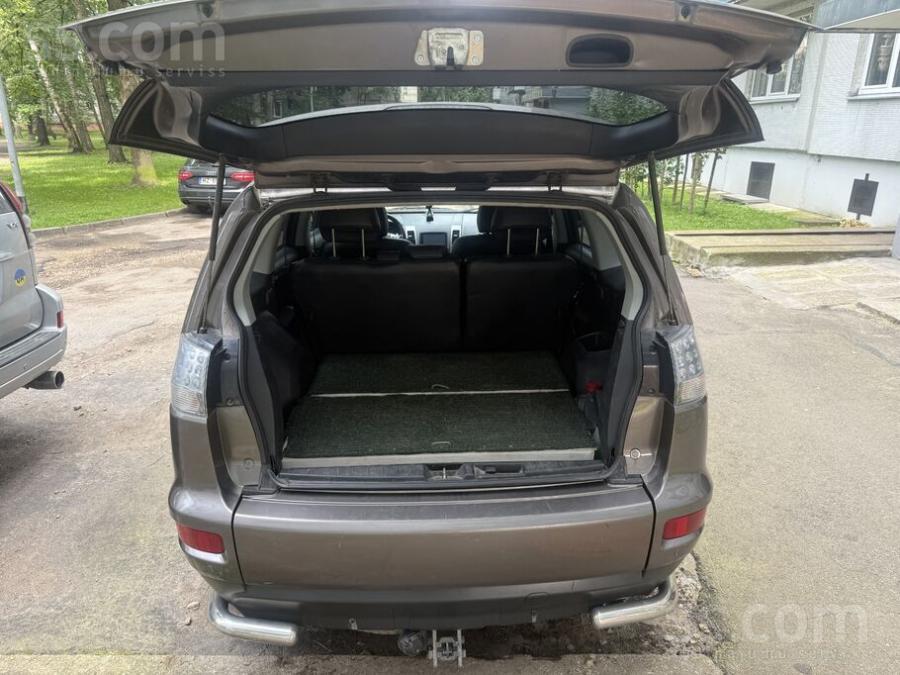 Grey Mitsubishi Outlander 2011 in Riga, with an engine capacity of 2.40 L and mileage of 206 thousand km for 5200 €, photo 9 on AUTOMOTO.COM.LV