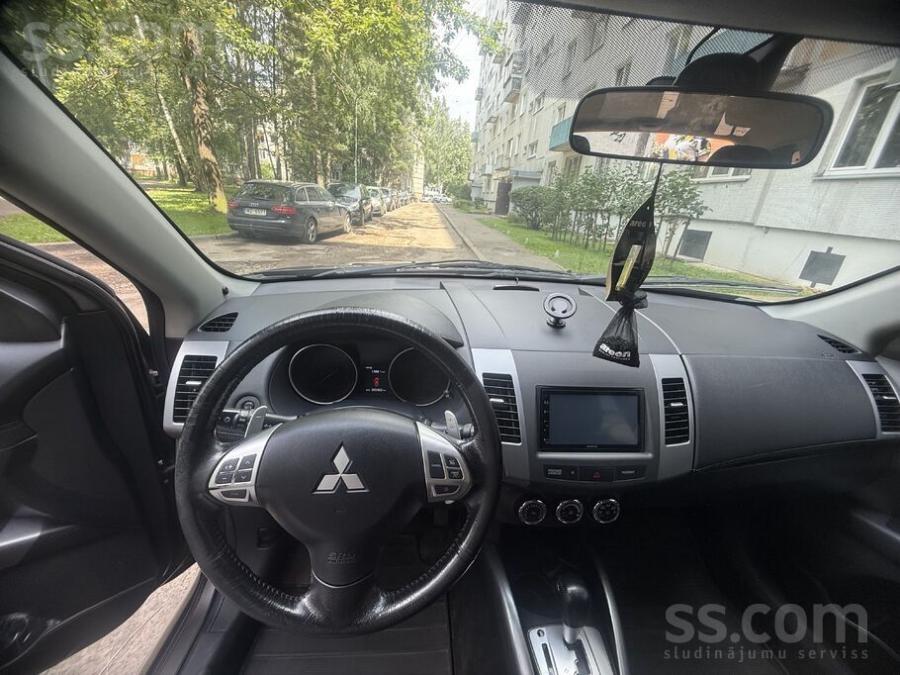 Grey Mitsubishi Outlander 2011 in Riga, with an engine capacity of 2.40 L and mileage of 206 thousand km for 5200 €, photo 10 on AUTOMOTO.COM.LV