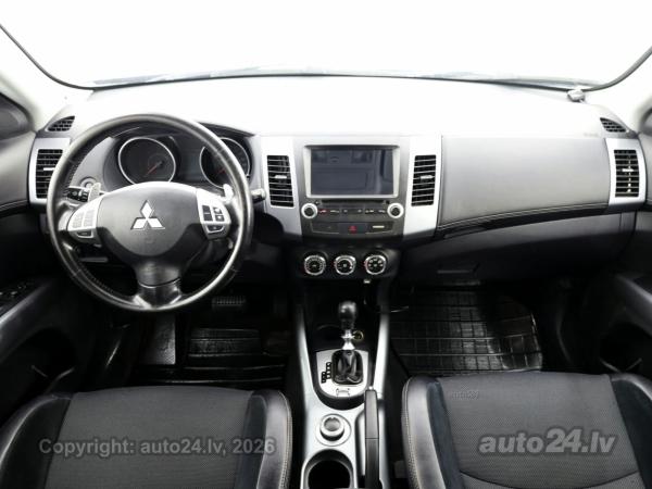 Grey Mitsubishi Outlander 2011 in Tallinn, with an engine capacity of 2.20 L and mileage of 302 thousand km for 3199 €, photo 5 on AUTOMOTO.COM.LV