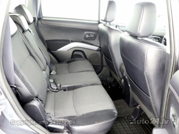 Grey Mitsubishi Outlander 2011 in Tallinn, with an engine capacity of 2.20 L and mileage of 302 thousand km for 3199 €, photo 7 on AUTOMOTO.COM.LV