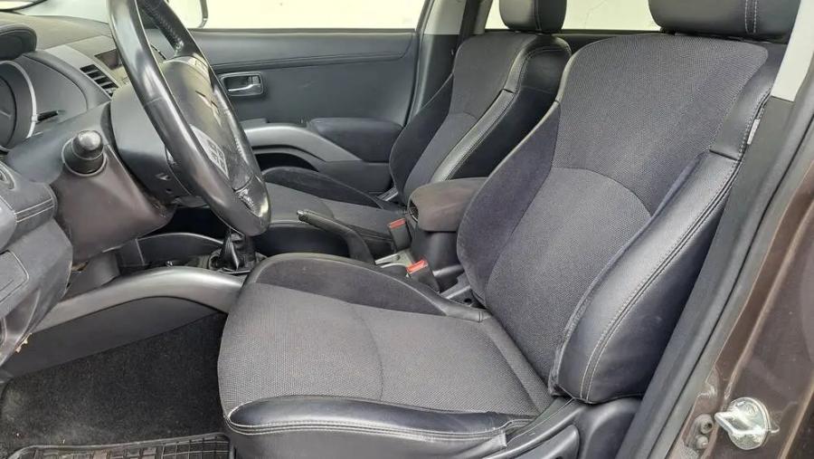 Pelēks Mitsubishi Outlander 2011 Ogre, ar dzinēja tilpumu 2.20 L un nobraukumu 261 tūkst. km par 5650 €, foto 4 vietnē AUTOMOTO.COM.LV