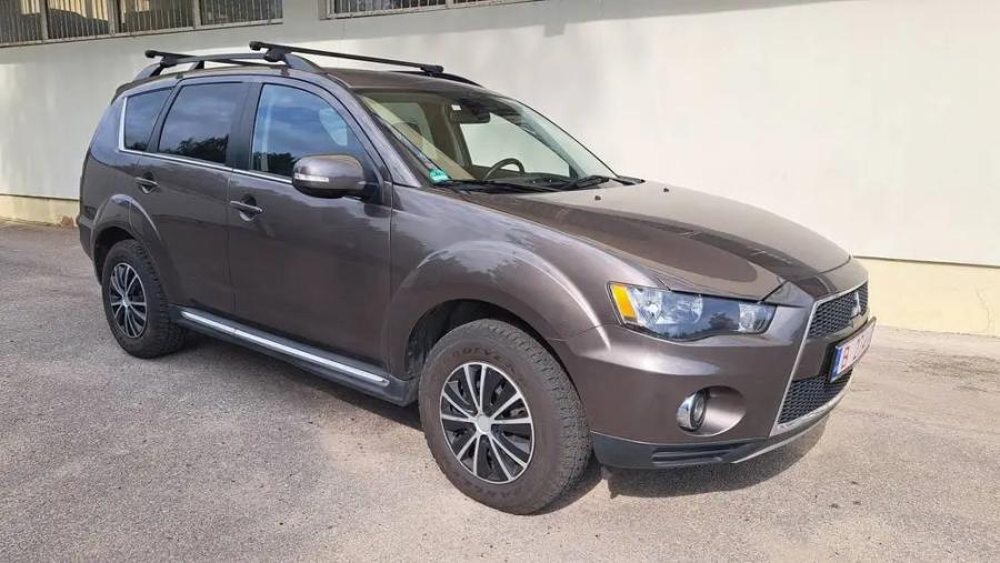 Pelēks Mitsubishi Outlander 2011 Ogre, ar dzinēja tilpumu 2.20 L un nobraukumu 261 tūkst. km par 5650 €, foto 7 vietnē AUTOMOTO.COM.LV