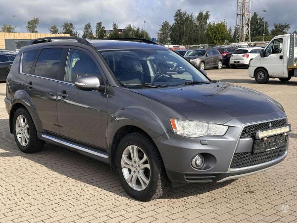 Grey Mitsubishi Outlander 2011 in Marijampole, with an engine capacity of 2.27 L and mileage of 220 thousand km for 3850 €, photo 3 on AUTOMOTO.COM.LV