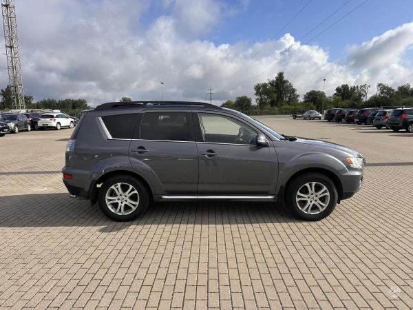 Grey Mitsubishi Outlander 2011 in Marijampole, with an engine capacity of 2.27 L and mileage of 220 thousand km for 3850 €, photo 4 on AUTOMOTO.COM.LV