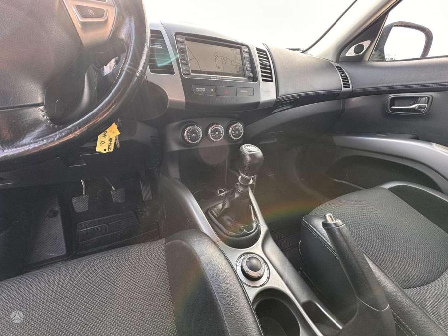 Grey Mitsubishi Outlander 2011 in Marijampole, with an engine capacity of 2.27 L and mileage of 220 thousand km for 3850 €, photo 14 on AUTOMOTO.COM.LV