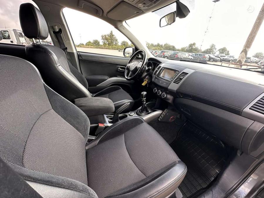 Grey Mitsubishi Outlander 2011 in Marijampole, with an engine capacity of 2.27 L and mileage of 220 thousand km for 3850 €, photo 20 on AUTOMOTO.COM.LV