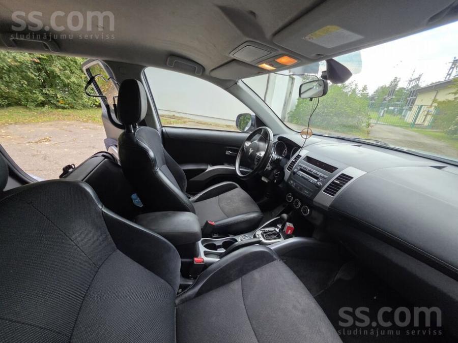 Grey Mitsubishi Outlander 2011 in Riga, with an engine capacity of 2.20 L and mileage of 330 thousand km for 4200 €, photo 3 on AUTOMOTO.COM.LV