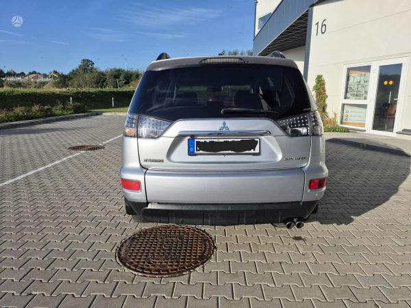 Mitsubishi Outlander 2011 in Vilnius on AUTOMOTO.COM.LV Grey Mitsubishi Outlander 2011 in Vilnius, with an engine capacity of 2.18 L and mileage of 220 thousand km for 5500 €, photo 5 on AUTOMOTO.COM.LV