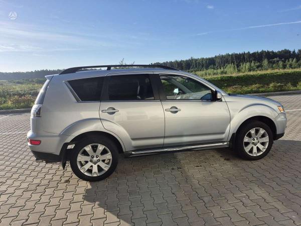 Mitsubishi Outlander 2011 in Vilnius on AUTOMOTO.COM.LV Grey Mitsubishi Outlander 2011 in Vilnius, with an engine capacity of 2.18 L and mileage of 220 thousand km for 5500 €, photo 7 on AUTOMOTO.COM.LV