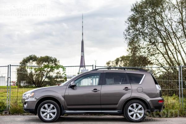 Pelēks Mitsubishi Outlander 2011 Rīga, ar dzinēja tilpumu 2.20 L un nobraukumu 280 tūkst. km par 4990 €, foto 5 vietnē AUTOMOTO.COM.LV