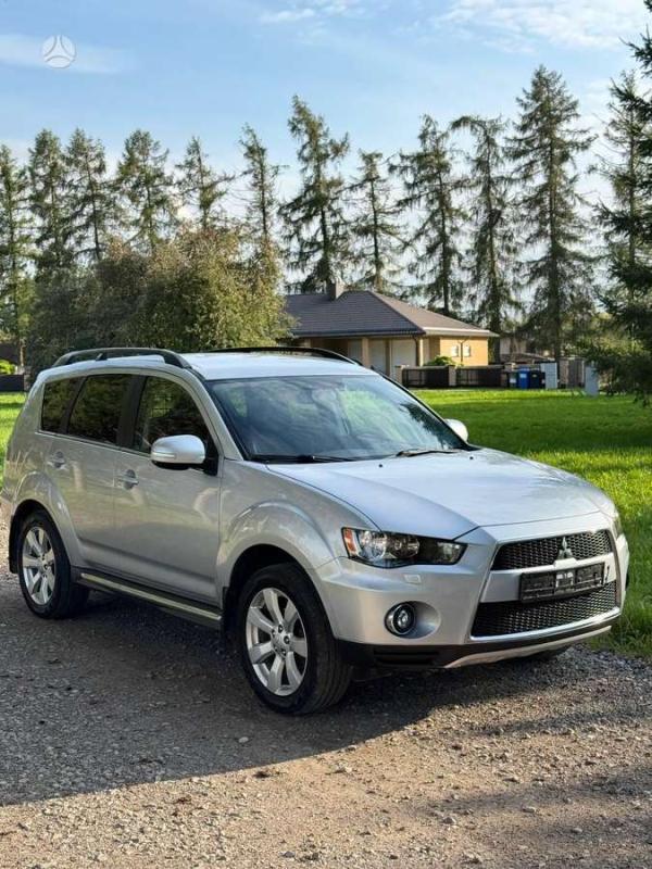 Mitsubishi Outlander 2011 in Kaunas on AUTOMOTO.COM.LV Grey Mitsubishi Outlander 2011 in Kaunas, with an engine capacity of 2.00 L and mileage of 225 thousand km for 4300 €, photo 4 on AUTOMOTO.COM.LV