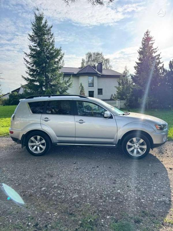 Mitsubishi Outlander 2011 in Kaunas on AUTOMOTO.COM.LV Grey Mitsubishi Outlander 2011 in Kaunas, with an engine capacity of 2.00 L and mileage of 225 thousand km for 4300 €, photo 5 on AUTOMOTO.COM.LV