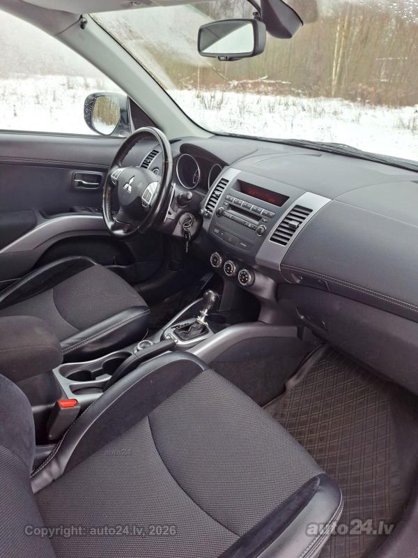 Pelēks Mitsubishi Outlander 2012 Tartu, ar dzinēja tilpumu 2.20 L un nobraukumu 236 tūkst. km par 7800 €, foto 8 vietnē AUTOMOTO.COM.LV