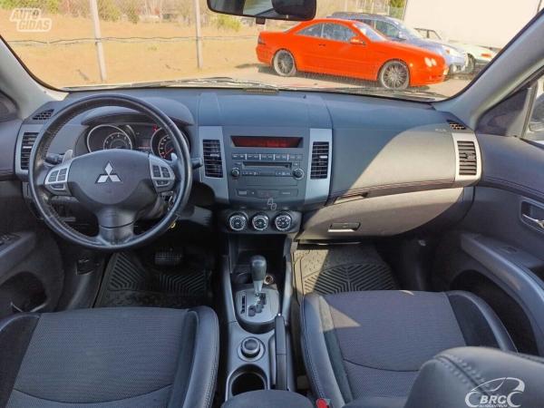 Grey Mitsubishi Outlander 2012 in Avizieniai, with an engine capacity of 2.40 L and mileage of 170 thousand km for 3900 €, photo 9 on AUTOMOTO.COM.LV