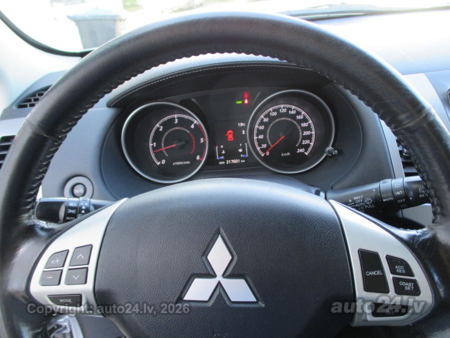 Pelēks Mitsubishi Outlander 2012 Tartu, ar dzinēja tilpumu 2.20 L un nobraukumu 218 tūkst. km par 6300 €, foto 6 vietnē AUTOMOTO.COM.LV