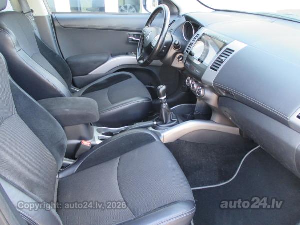 Grey Mitsubishi Outlander 2012 in Tartu, with an engine capacity of 2.20 L and mileage of 218 thousand km for 6300 €, photo 7 on AUTOMOTO.COM.LV
