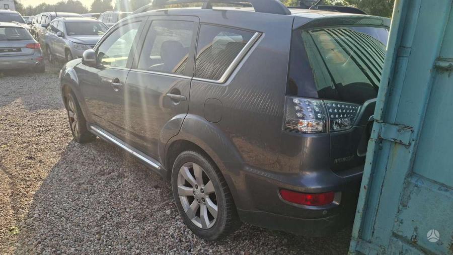 Grey Mitsubishi Outlander 2012 in Kaunas, with an engine capacity of 2.27 L and mileage of 200 thousand km for 3100 €, photo 7 on AUTOMOTO.COM.LV