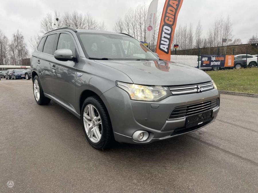 Grey Mitsubishi Outlander 2013 in Kaunas, with an engine capacity of 2.00 L and mileage of 270 thousand km for 5950 €, photo 1 on AUTOMOTO.COM.LV