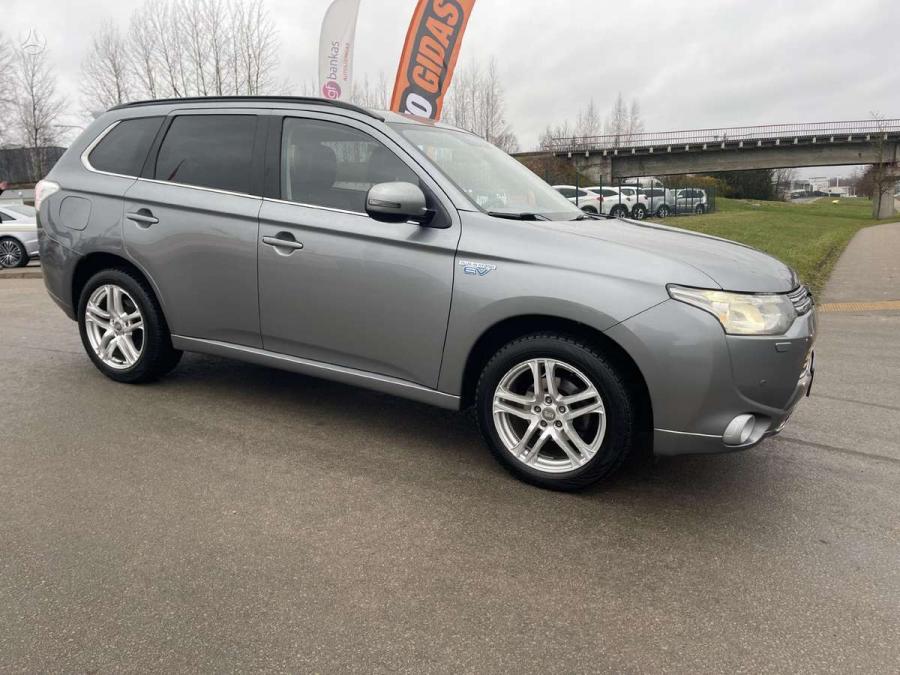 Grey Mitsubishi Outlander 2013 in Kaunas, with an engine capacity of 2.00 L and mileage of 270 thousand km for 5950 €, photo 3 on AUTOMOTO.COM.LV