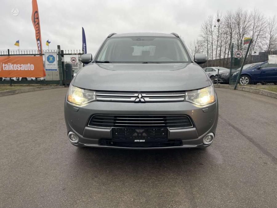 Grey Mitsubishi Outlander 2013 in Kaunas, with an engine capacity of 2.00 L and mileage of 270 thousand km for 5950 €, photo 4 on AUTOMOTO.COM.LV