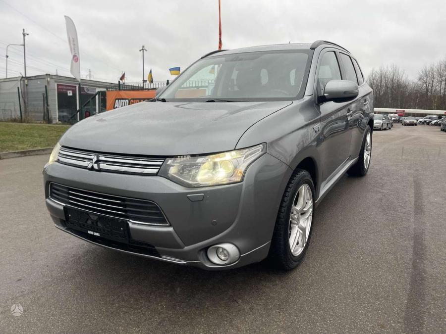Grey Mitsubishi Outlander 2013 in Kaunas, with an engine capacity of 2.00 L and mileage of 270 thousand km for 5950 €, photo 5 on AUTOMOTO.COM.LV