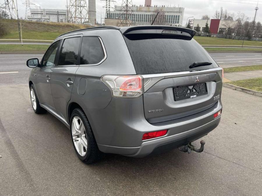 Grey Mitsubishi Outlander 2013 in Kaunas, with an engine capacity of 2.00 L and mileage of 270 thousand km for 5950 €, photo 11 on AUTOMOTO.COM.LV
