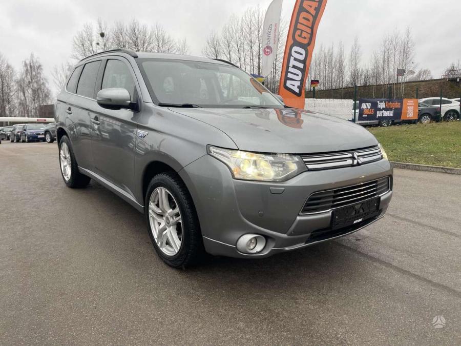 Grey Mitsubishi Outlander 2013 in Kaunas, with an engine capacity of 2.00 L and mileage of 270 thousand km for 5950 €, photo 5 on AUTOMOTO.COM.LV