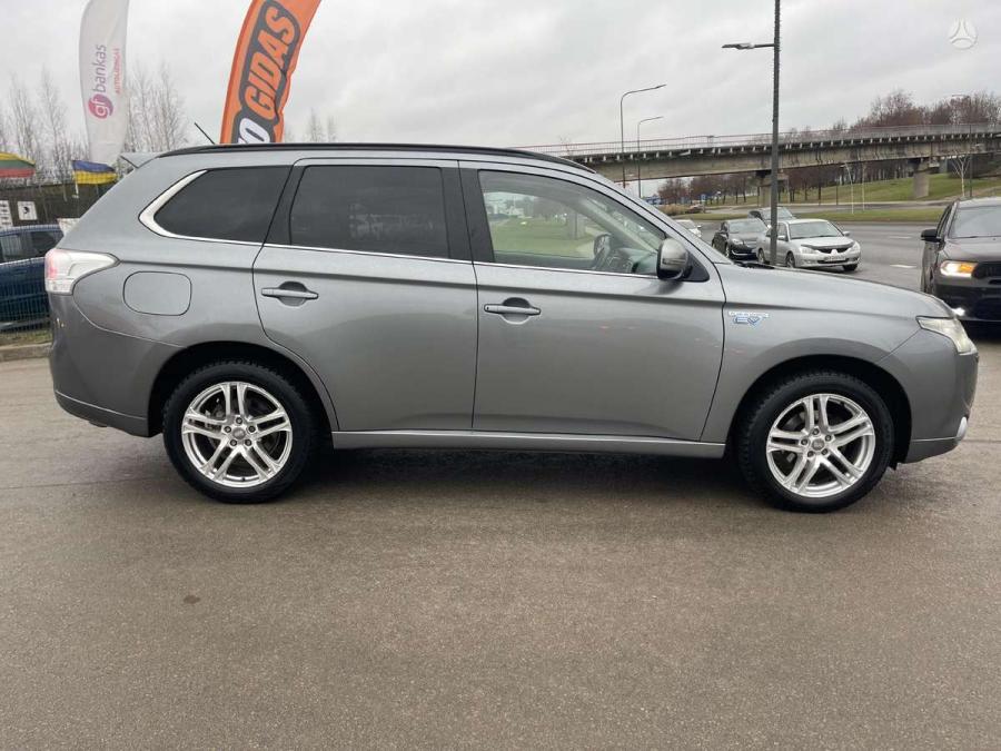 Grey Mitsubishi Outlander 2013 in Kaunas, with an engine capacity of 2.00 L and mileage of 270 thousand km for 5950 €, photo 8 on AUTOMOTO.COM.LV