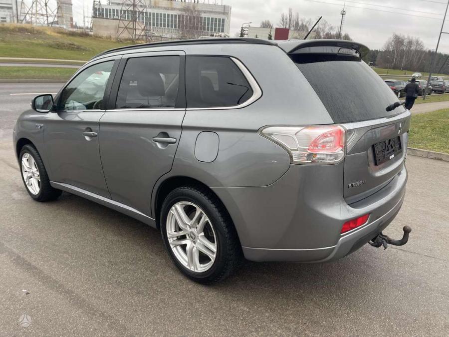 Grey Mitsubishi Outlander 2013 in Kaunas, with an engine capacity of 2.00 L and mileage of 270 thousand km for 5950 €, photo 14 on AUTOMOTO.COM.LV