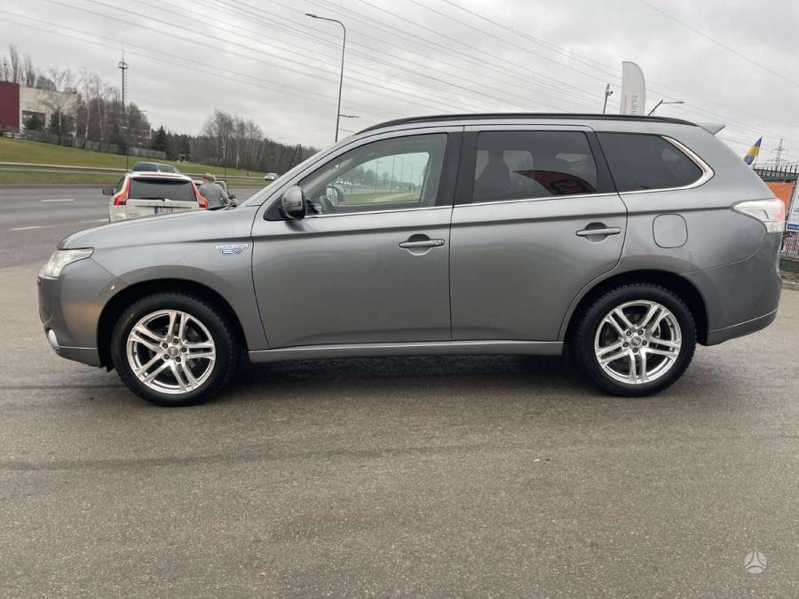 Grey Mitsubishi Outlander 2013 in Kaunas, with an engine capacity of 2.00 L and mileage of 270 thousand km for 5950 €, photo 16 on AUTOMOTO.COM.LV