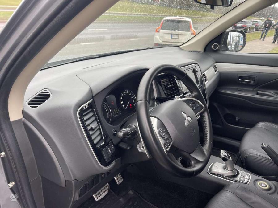 Grey Mitsubishi Outlander 2013 in Kaunas, with an engine capacity of 2.00 L and mileage of 270 thousand km for 5950 €, photo 18 on AUTOMOTO.COM.LV