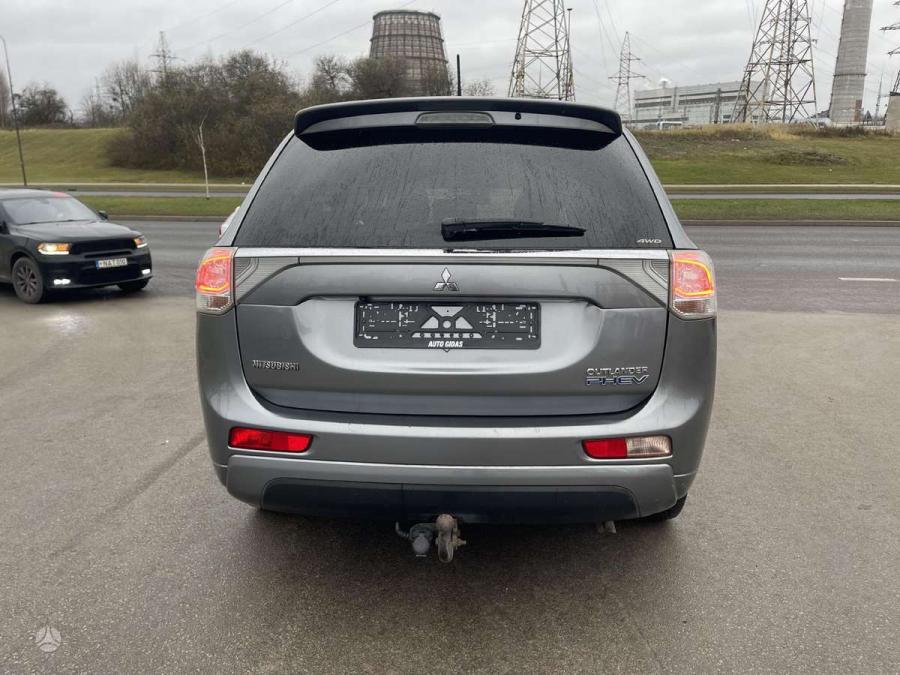 Grey Mitsubishi Outlander 2013 in Kaunas, with an engine capacity of 2.00 L and mileage of 270 thousand km for 5950 €, photo 12 on AUTOMOTO.COM.LV