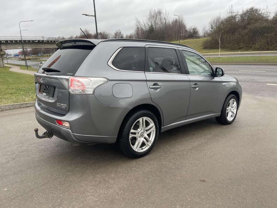 Grey Mitsubishi Outlander 2013 in Kaunas, with an engine capacity of 2.00 L and mileage of 270 thousand km for 5950 €, photo 14 on AUTOMOTO.COM.LV