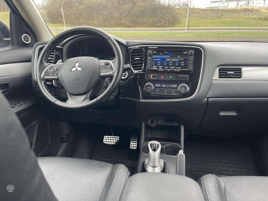 Grey Mitsubishi Outlander 2013 in Kaunas, with an engine capacity of 2.00 L and mileage of 270 thousand km for 5950 €, photo 26 on AUTOMOTO.COM.LV