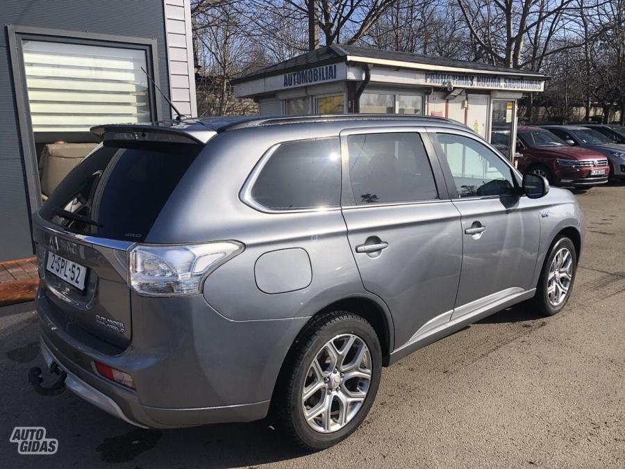 Grey Mitsubishi Outlander 2013 in Klaipeda, with an engine capacity of 2.00 L and mileage of 217 thousand km for 7800 €, photo 4 on AUTOMOTO.COM.LV