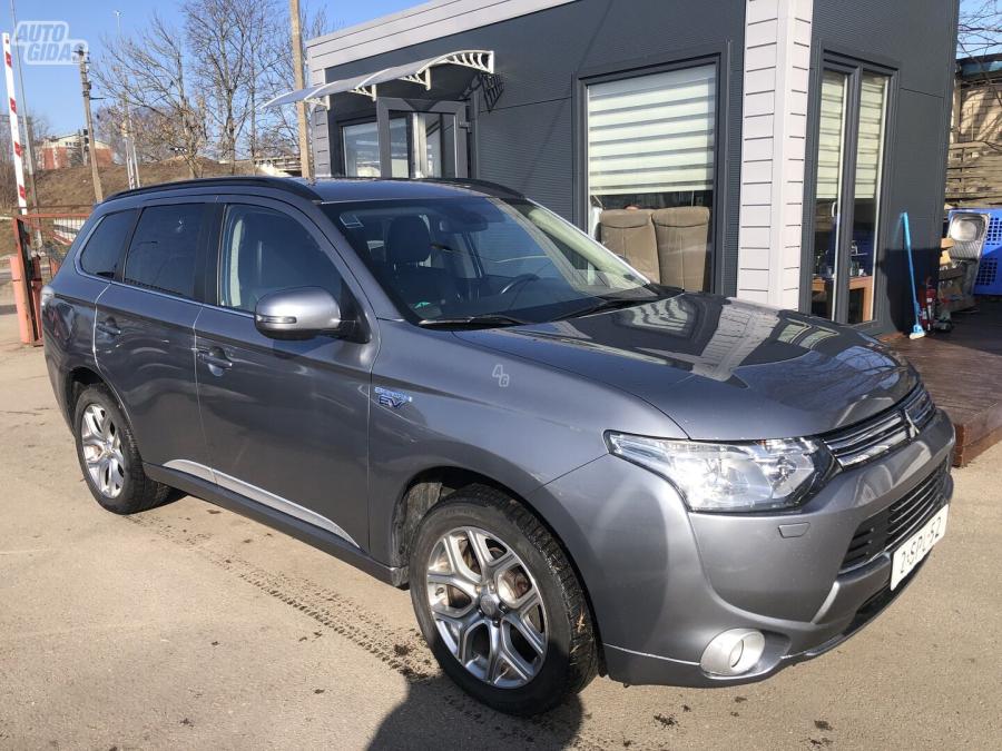 Grey Mitsubishi Outlander 2013 in Klaipeda, with an engine capacity of 2.00 L and mileage of 217 thousand km for 7800 €, photo 6 on AUTOMOTO.COM.LV
