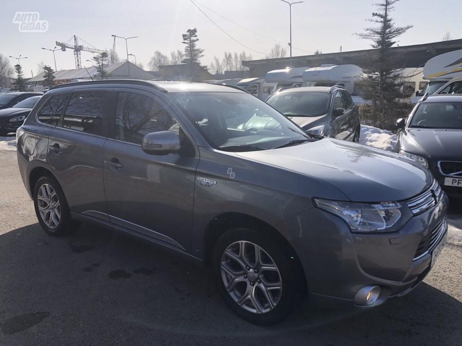 Grey Mitsubishi Outlander 2013 in Klaipeda, with an engine capacity of 2.00 L and mileage of 217 thousand km for 7800 €, photo 11 on AUTOMOTO.COM.LV