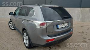 Pelēks Mitsubishi Outlander 2013 Rīga, ar dzinēja tilpumu 2.00 L un nobraukumu 290 tūkst. km par 5590 €, foto 7 vietnē AUTOMOTO.COM.LV
