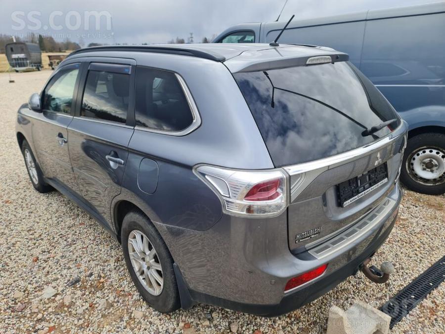 Pelēks Mitsubishi Outlander 2013 Cēsis, ar dzinēja tilpumu 2.20 L un nobraukumu 176 tūkst. km par 6700 €, foto 5 vietnē AUTOMOTO.COM.LV
