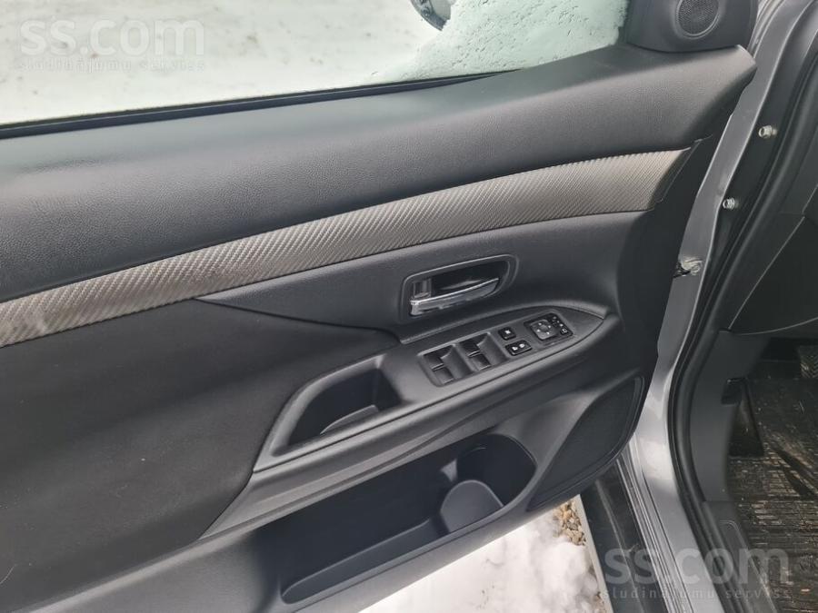 Pelēks Mitsubishi Outlander 2013 Cēsis, ar dzinēja tilpumu 2.20 L un nobraukumu 176 tūkst. km par 6700 €, foto 8 vietnē AUTOMOTO.COM.LV