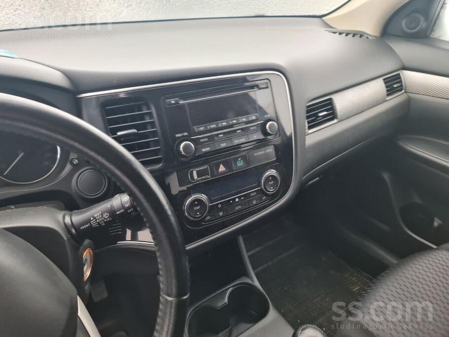 Pelēks Mitsubishi Outlander 2013 Cēsis, ar dzinēja tilpumu 2.20 L un nobraukumu 176 tūkst. km par 6700 €, foto 10 vietnē AUTOMOTO.COM.LV