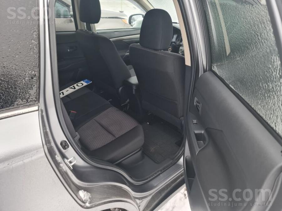 Pelēks Mitsubishi Outlander 2013 Cēsis, ar dzinēja tilpumu 2.20 L un nobraukumu 176 tūkst. km par 6700 €, foto 12 vietnē AUTOMOTO.COM.LV
